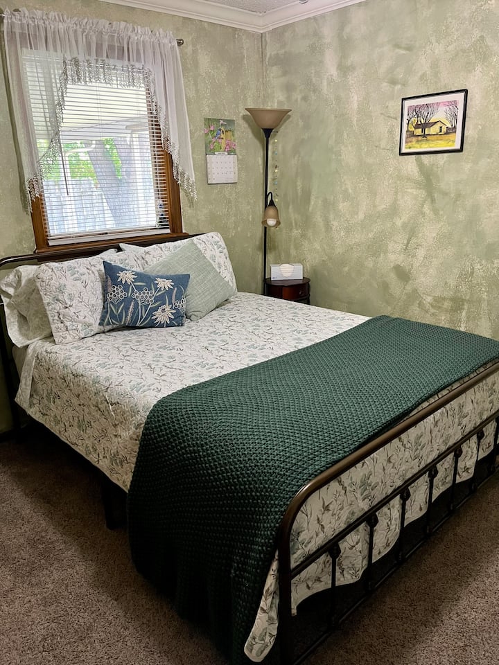 Comfortable, Restful Room - Garden City