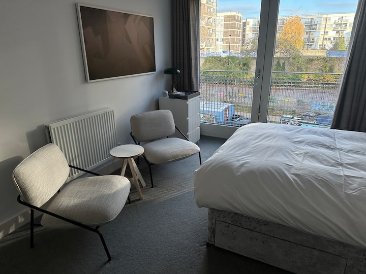 Room Overlooking Regent's Canal - City of London