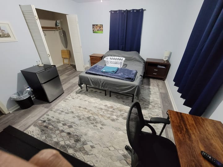 Spacious Blue Private Comfy Room Near Highway 16. - Port Orchard, WA