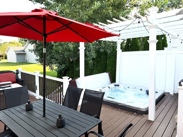 Hot Tub - 4 Bedroom 3.5 Bath - Oshkosh, WI