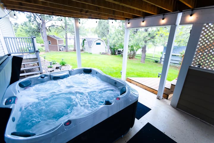Comfy Home With Hot Tub, Pool Table, And Foosball - Rapid City, SD