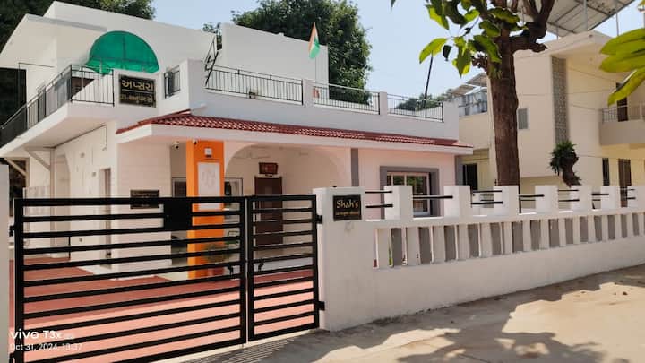 Centrally Located 2bhk Bungalow | Family Stay - Vadodara