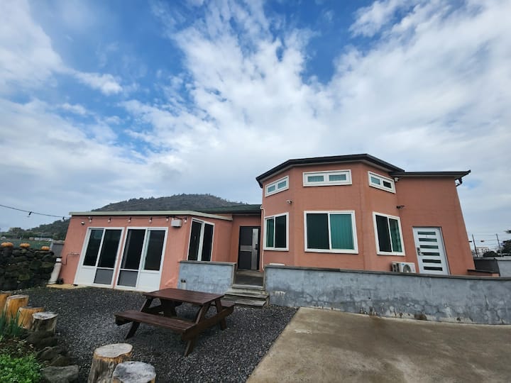 제주서쪽,가족숙소,대가족숙소,노래방,텃밭,바베큐,불멍,무료주차,가성비숙소 - Jeju-si