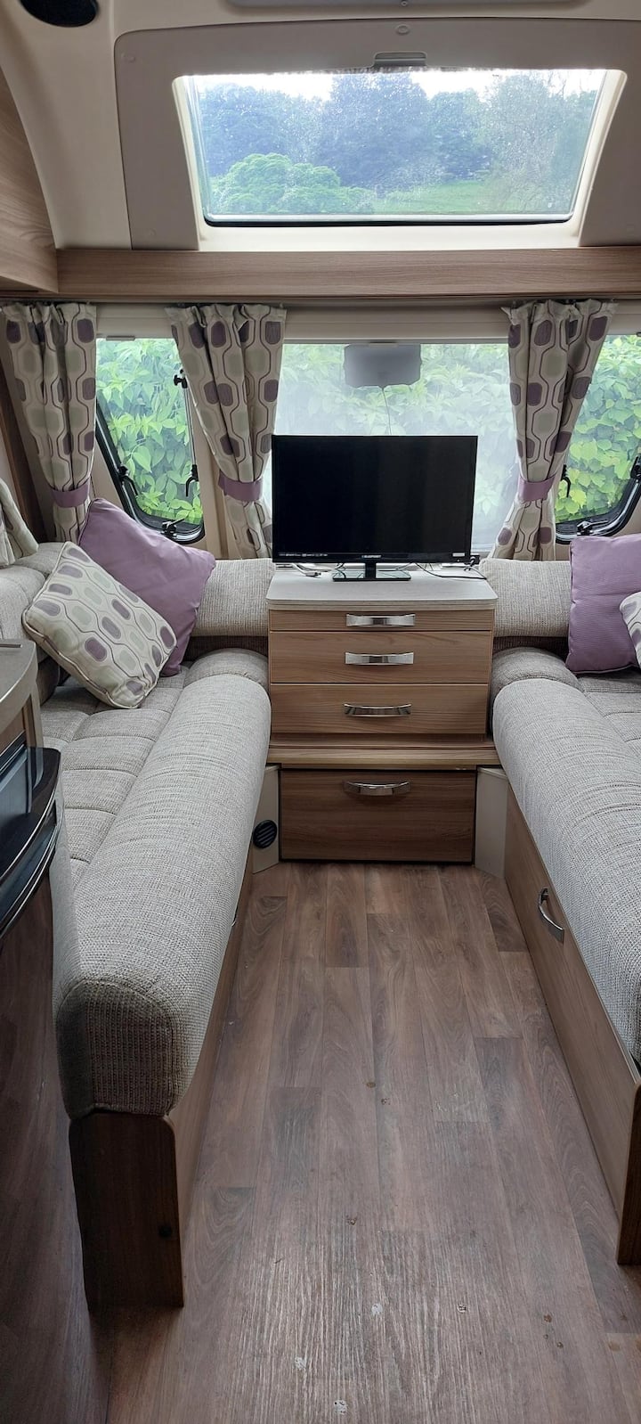 Bella The Caravan - Hope Valley