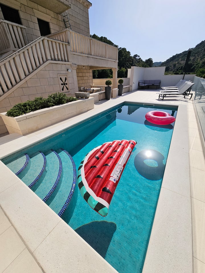 Insula Apartment With Private Pool - Brač