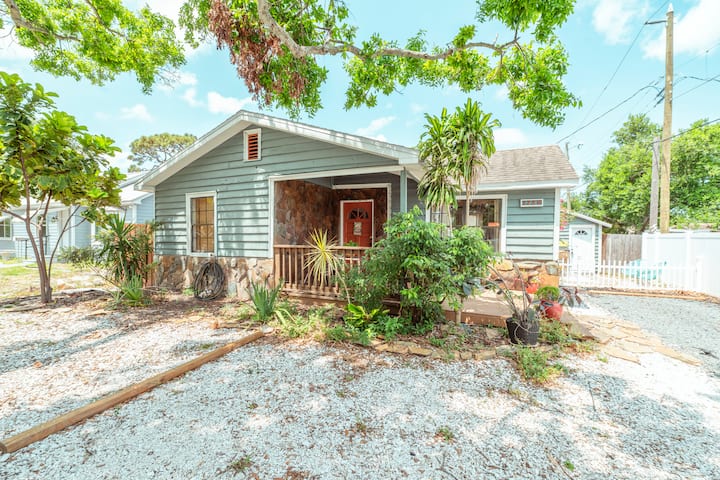 The Blue Flamingo Retreat - Treasure Island, FL