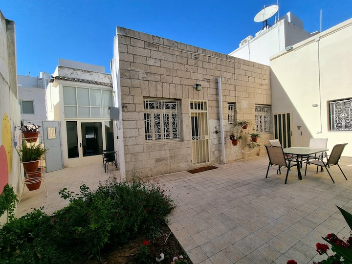 Downtown Living | 2-bedroom Retreat In Old Atelier - Amman