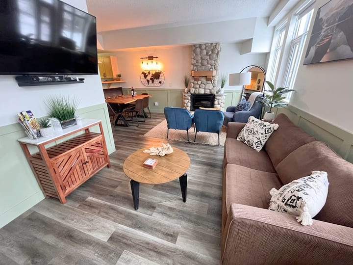 Three Peaks Getaway 2 Bedrooms & 2 Bath-sleeps 6 - Canmore