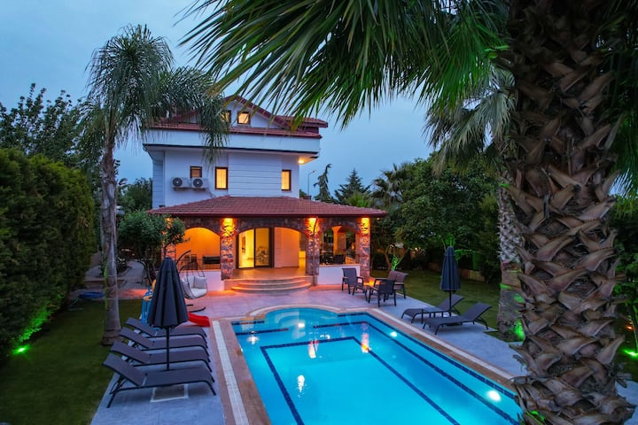 Fethiye ' De 5+1  Geniş Bahçeli Tatil Villası - Ölüdeniz