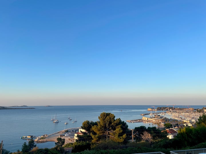Rénové Avec Soin : Vue Mer, Pkg, Clim Et Wifi - Bandol