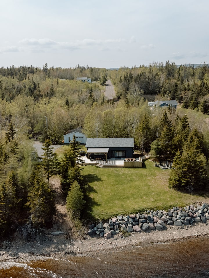Riverfront Cottage +Priv. Hot Tub/25 Min To Sydney - Cape Breton Island
