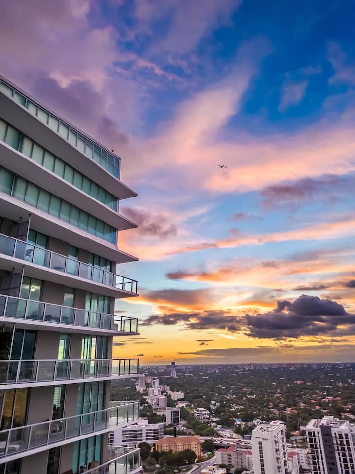 Designer Highrise Condo W/ King Bed, Pool, Gym - Miami, FL