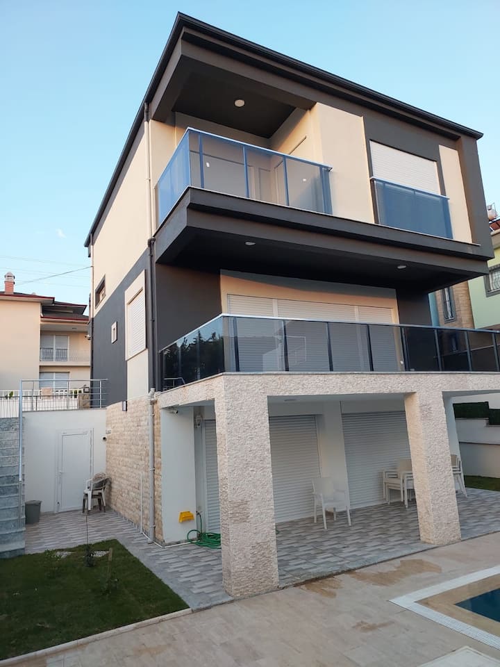 ÖZel Havuzlu 5+2 Sıfır Tripleks Villa - Davutlar