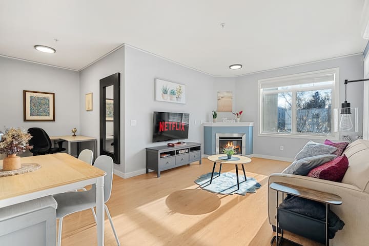 Bright Downtown Escape, Saddledome, A/c + Parking - Calgary