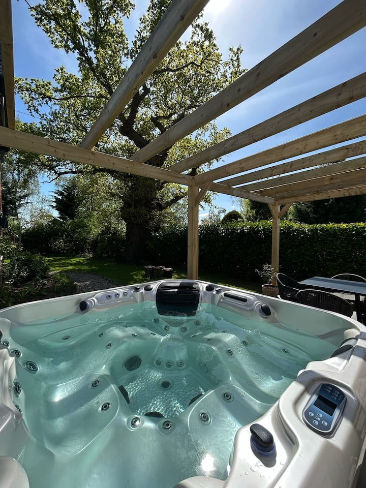 Luxury Retreat, Hot Tub, Dog Friendly, Rural Walks - North Wales