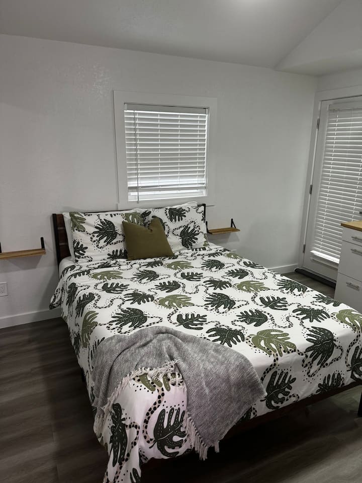 C - Studio, Bath & Kitchen, 50 In Smat Tv - Garland, TX