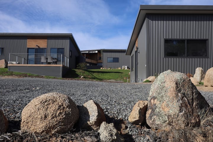4  Beautiful Modern Eco Cabins With Lake Views - Jindabyne