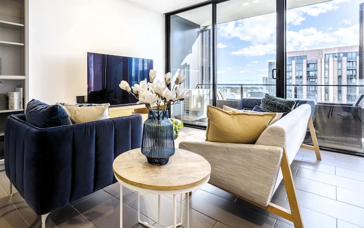 Upscale Retreat In Arts District With 2 Car Parks - Melbourne