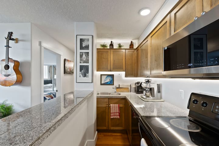 Furnished Beltline Condo Just Off 17th Ave - Mount Royal University