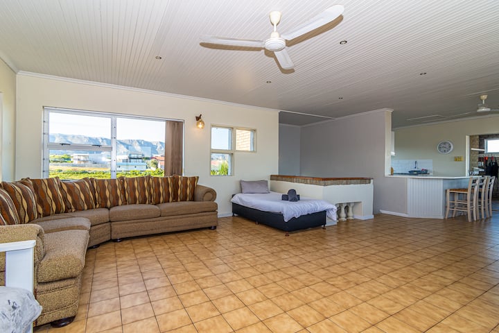 Eagle's Nest By Salted Fynbos Staying - Franskraal