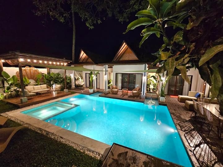 Luxury 4br/4ba*villa;sleeps 17*pool*near Sky Ranch - Amadeo