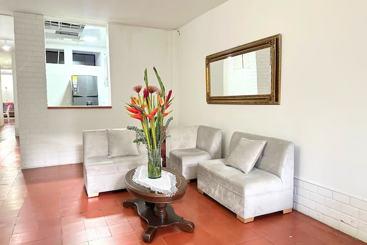 Quédate Con Laura Casa Confortable Luminosa - Medellín