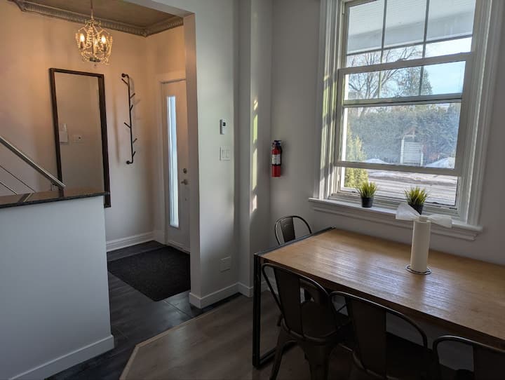 Newly Refreshed Cute 2 Bedroom Close To Downtown - Ottawa