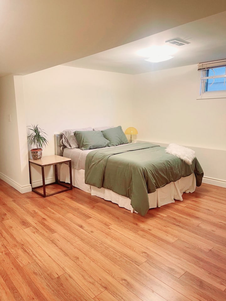 Cozy Basement Apt. W/ Full Kitchen & Ttc Close By - 256
