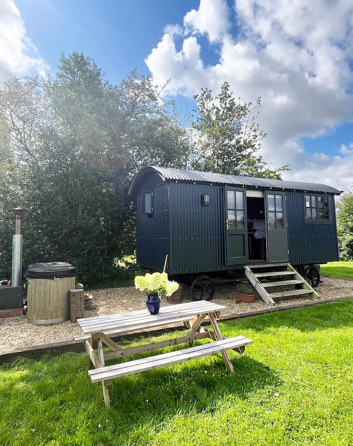 “Wemmick” Old King William Shepherdshut & Hot Tub - Holt