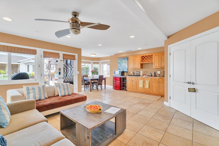 Cozy Beach Unit | Large Patio | Parking | Sleeps 4 - Hermosa Beach, CA