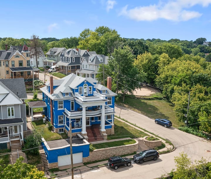 Mississippi Mansion: 7 Bedrooms/6bath, City Views! - Dubuque, IA