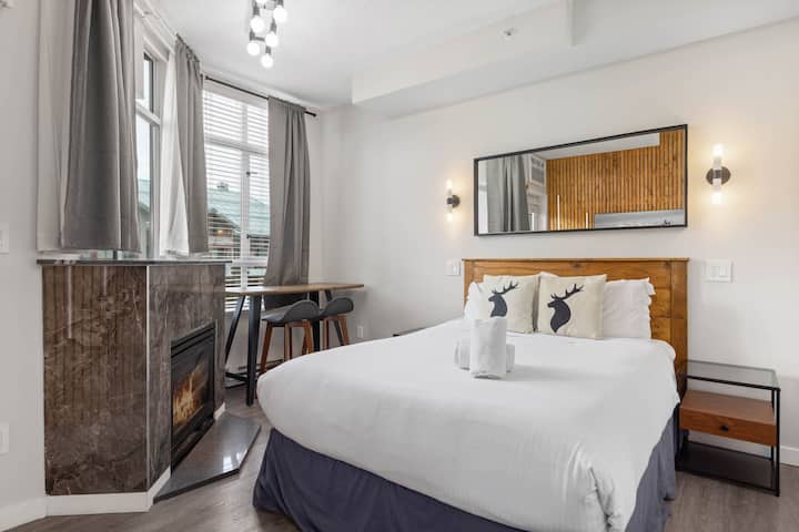 Luxury Central Whistler Village Condo With Hot Tub - Whistler Blackcomb