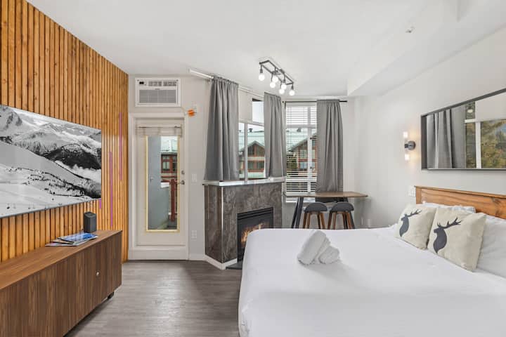 Modern Central Village Condo With Hot Tub & Sauna - 威士拿