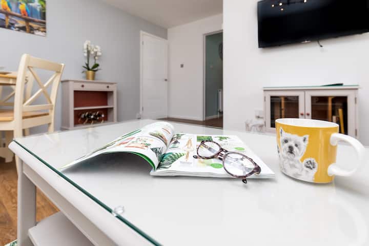 Rivermead - Gorgeous 3 Bed Maisonette With Patio - 호셤