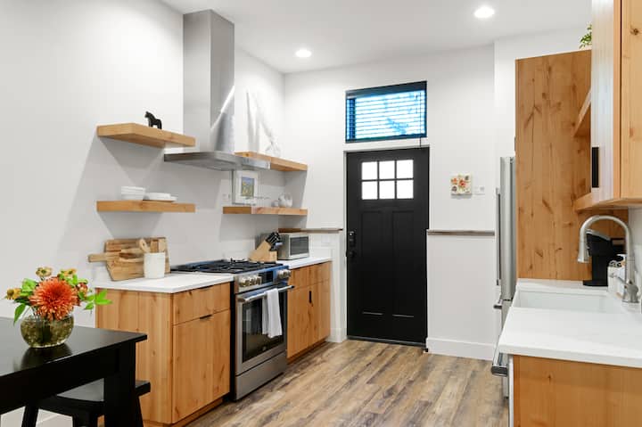 Luxury Condo In The Iconic Horsefeathers Building! - Hood River, OR