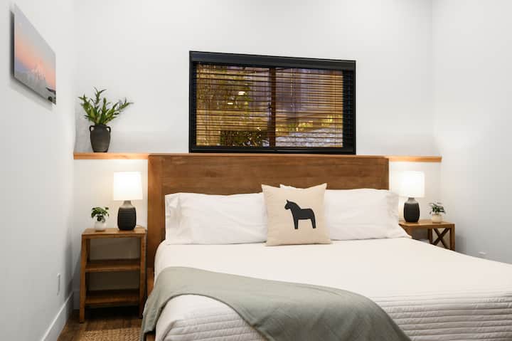 Luxury Condo In The Iconic Horsefeathers Building! - Hood River, OR