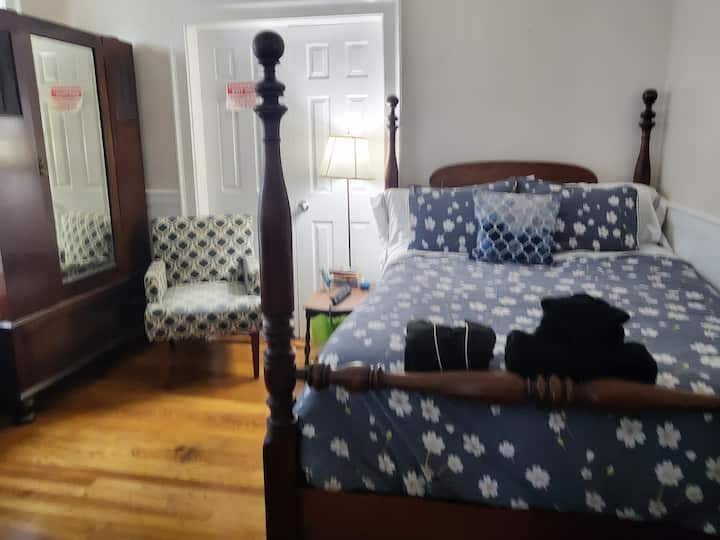 Jo's Mahogany Haven: A Quiet Room For Relaxation - Somerville, MA