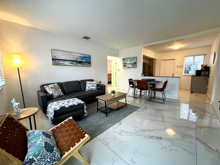 Spacious 2 Bedroom Getaway In Hallandale Beach - Hallandale Beach, FL