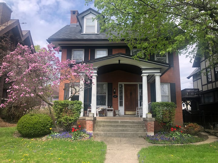 Elmwood Village Apt - Pvt Parking & Outdoor Porch! - バッファロー, NY