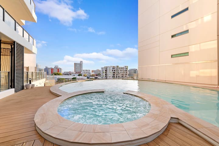 High-rise Modern Oasis With Pool And City Views - Darwin