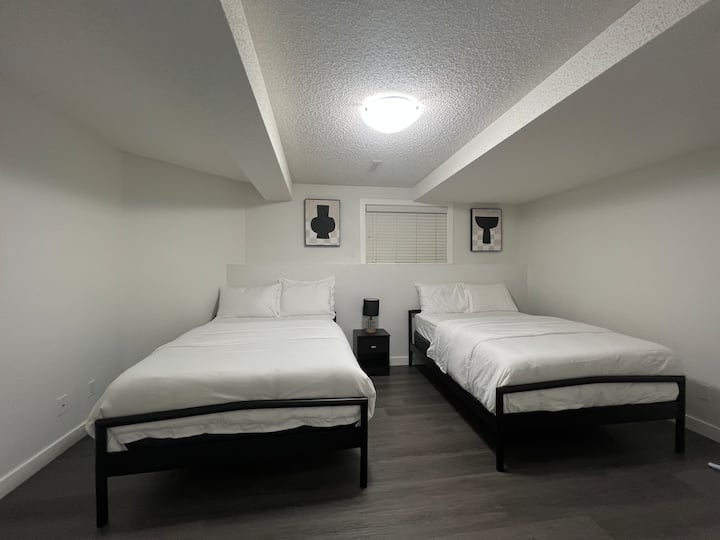 Cozy  3 Beds Suite Near Calgary Airport Sleeps 6 - Calgary
