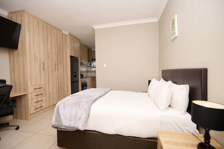 Beautiful Studio Cottage @ Menlyn Maine - Pretoria