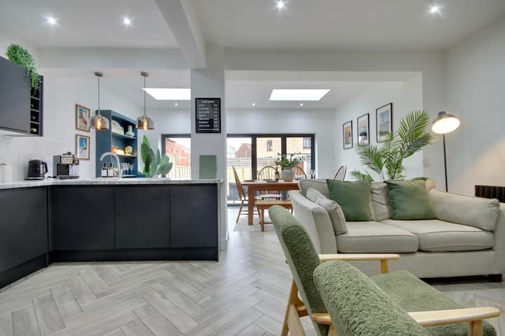 Stunning, Spacious, City Home. Free Parking - Southsea