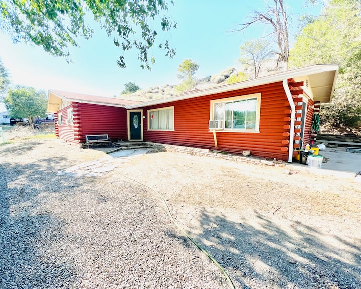 Real Log Cabin Downtown Ely - Ely, NV