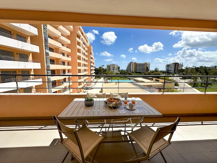 Bright Coastal 2-br • Pool • Parking • Beach Walk - Prainha
