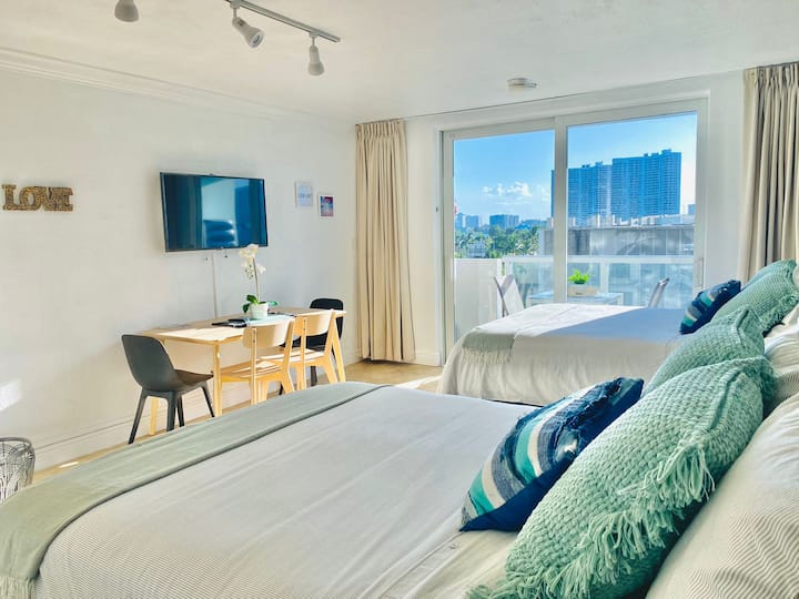 Beautiful Studio With Direct Access To The Beach - Sunny Isles Beach, FL
