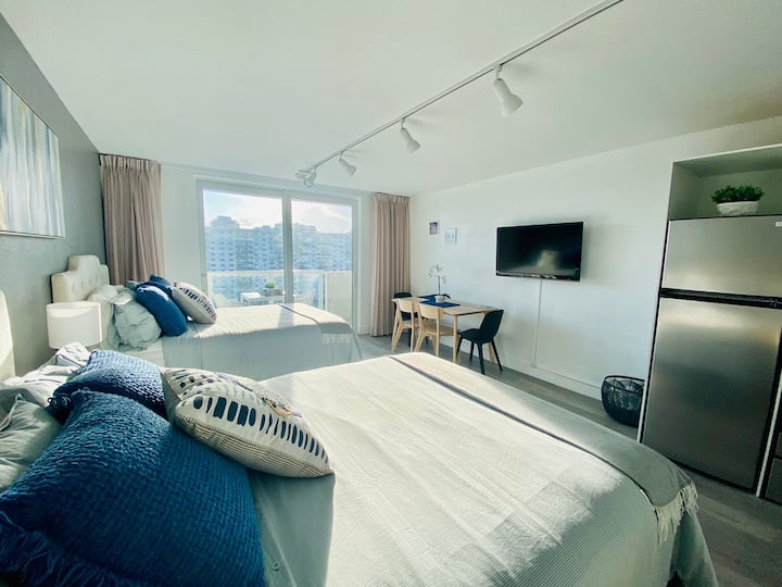 Beautiful Studio Direct Access To The Beach! - Sunny Isles Beach