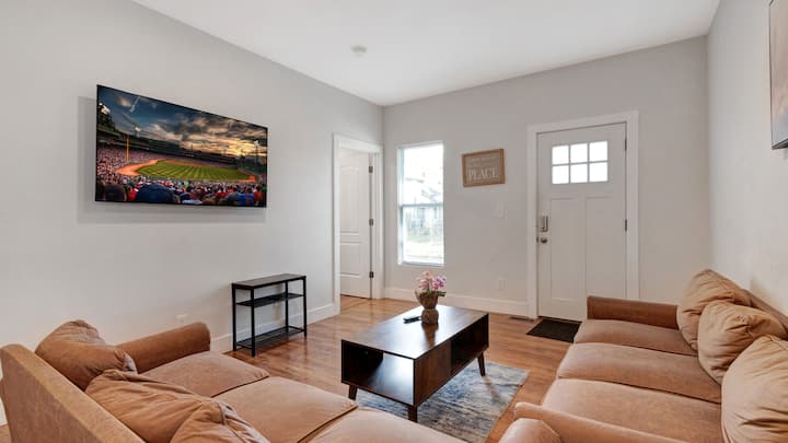 7 Bedroom House! Walk To Niagara Falls! - Niagara Falls, NY