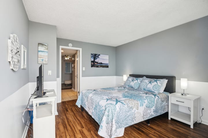 5 Min To Beach | Heated Pool & Parking | Balcony - Stone Harbor, NJ