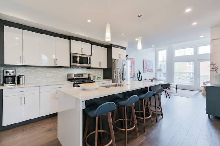 3br | Garage | Dt Views | Central | Lux Townhome - Calgary